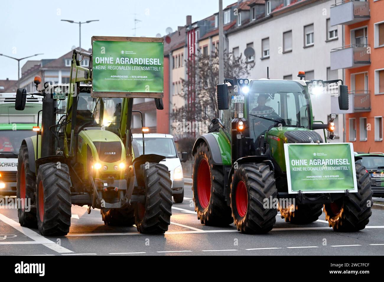 Rote traktoren hi-res stock photography and images - Alamy