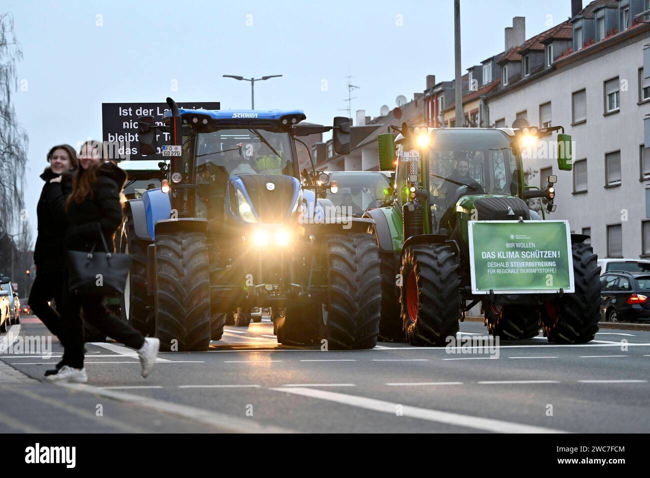 Teilnehmer der Bauernproteste fahren in Nürnberg mit ihren Traktoren im ...