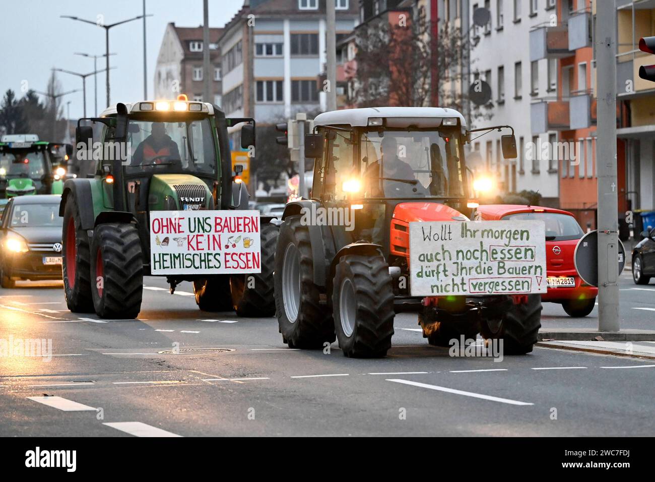 Teilnehmer der Bauernproteste fahren in Nürnberg mit ihren Traktoren im ...