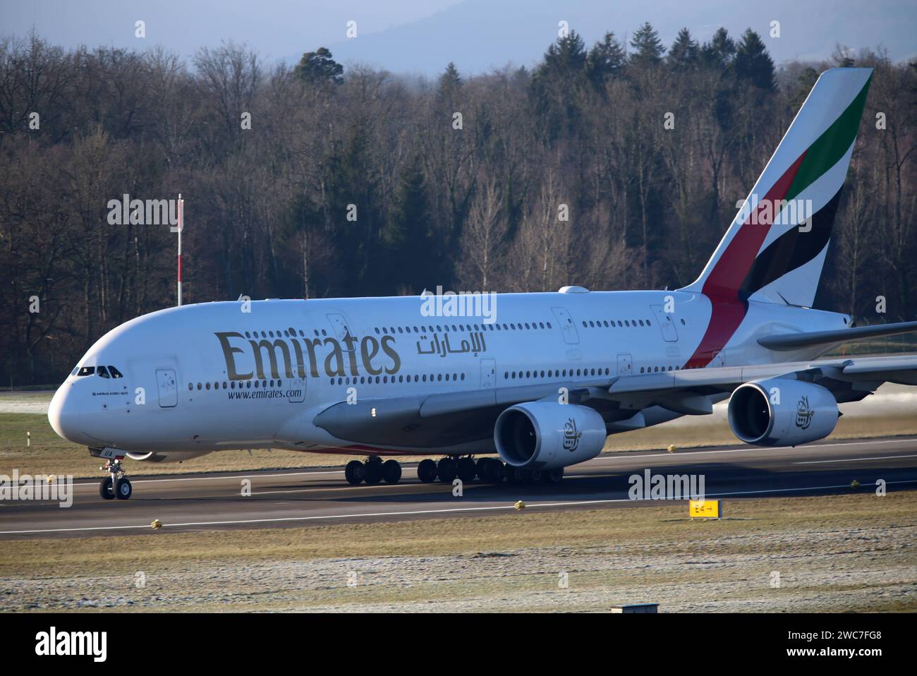 Ein Passagierflugzeug der Fluggesellschaft Emirates vom Typ Airbus A380 ...