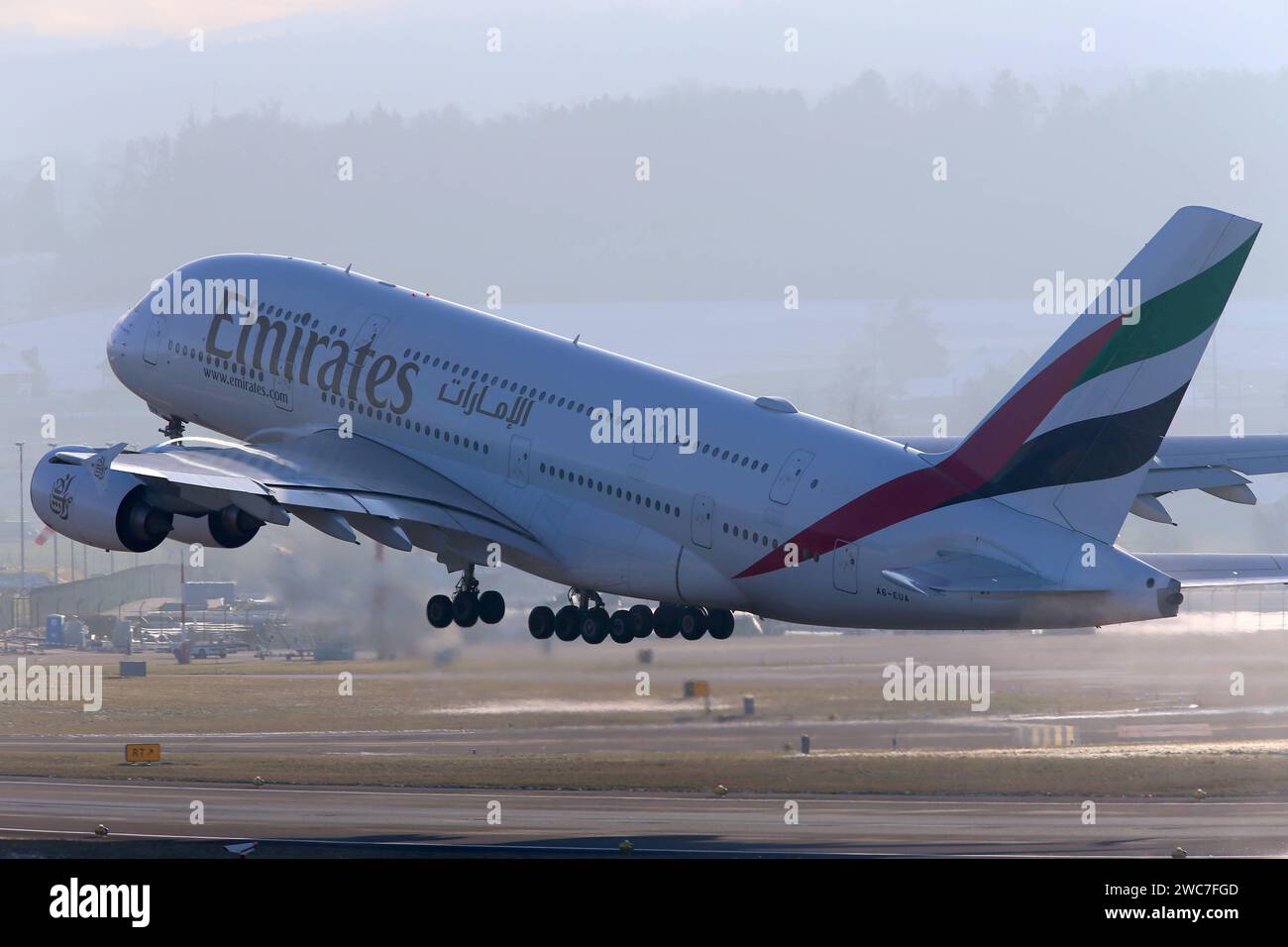 Ein Passagierflugzeug der Fluggesellschaft Emirates vom Typ Airbus A380 ...