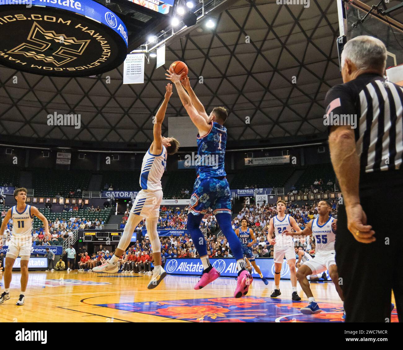 Honolulu, Hawaii, USA. 20th Nov, 2023. Kansas center Hunter Dickinson ...