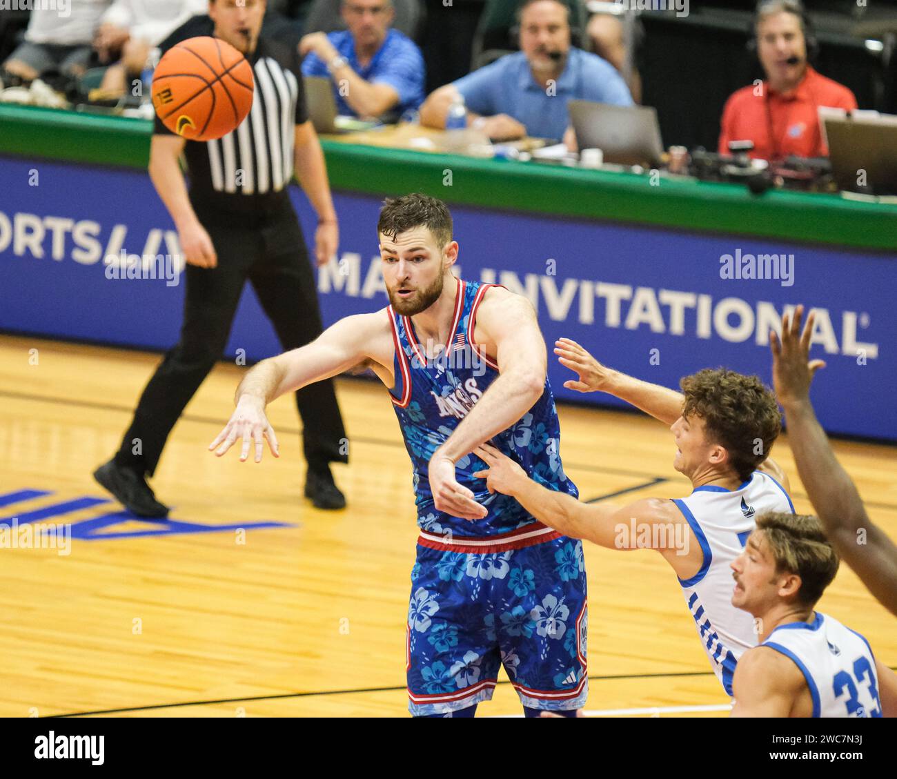 Honolulu, Hawaii, USA. 20th Nov, 2023. Kansas center Hunter Dickinson ...