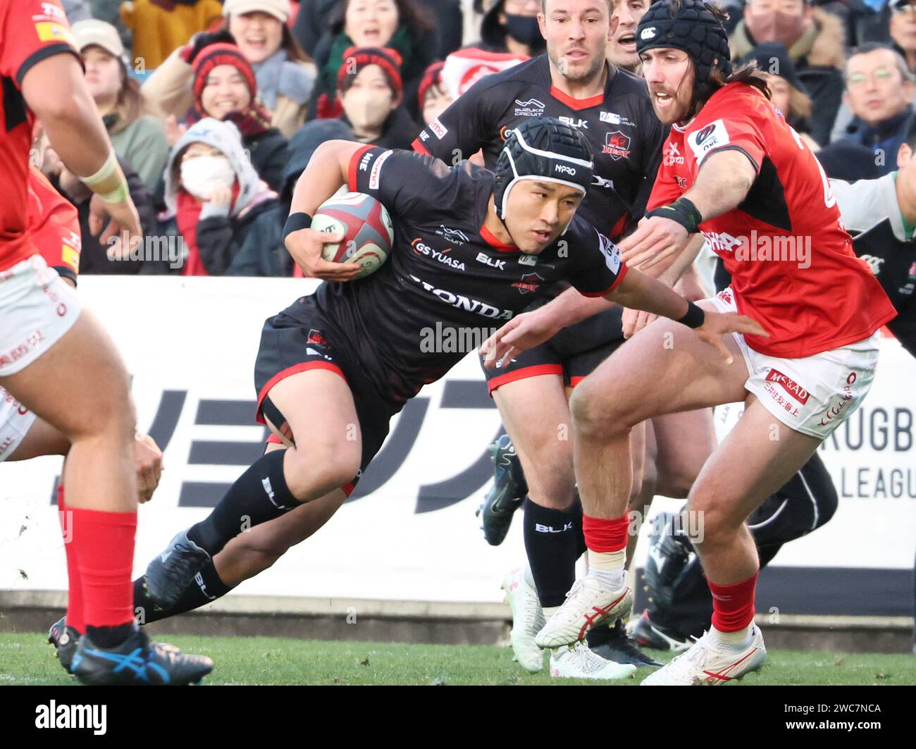 Tokyo, Japan. 14th Jan, 2024. Mie Honda Heat wing Soki Watanabe carries ...