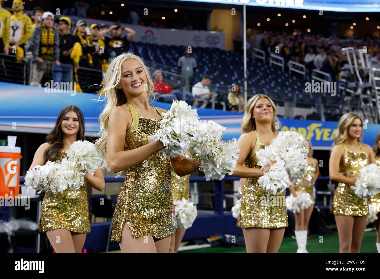 Dance team for univ hi-res stock photography and images - Alamy