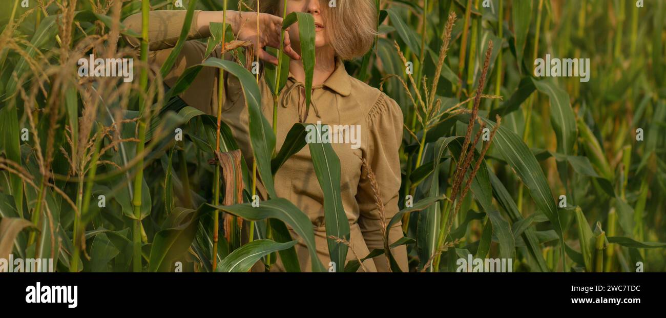 Girl in corn field hi-res stock photography and images - Alamy