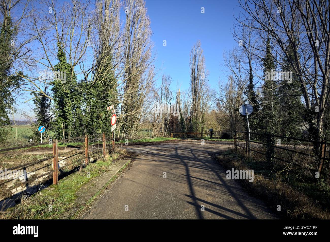 Crossroads between a dirt path and a bridge Stock Photo - Alamy