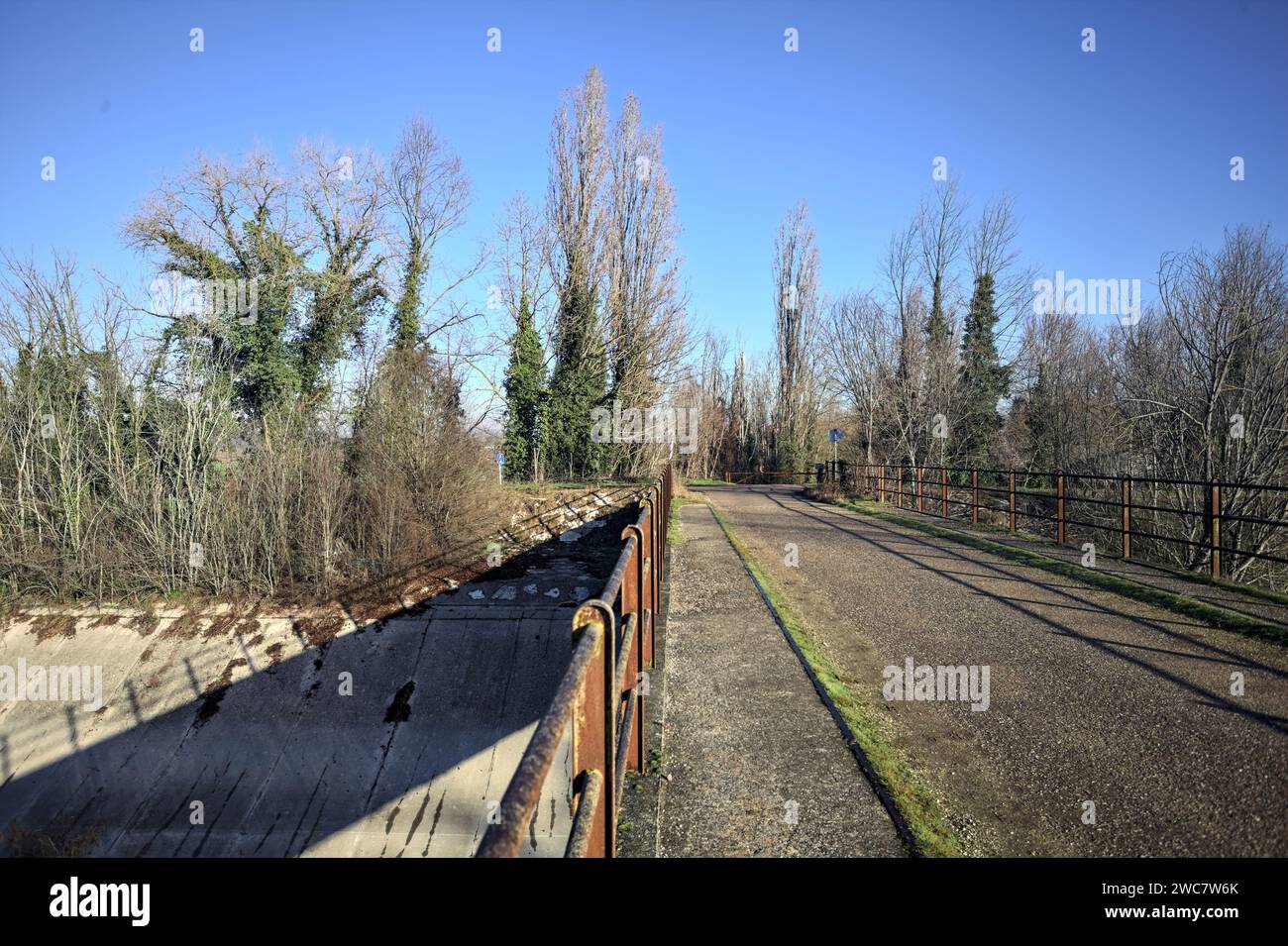 Dirt crossroads hi-res stock photography and images - Alamy