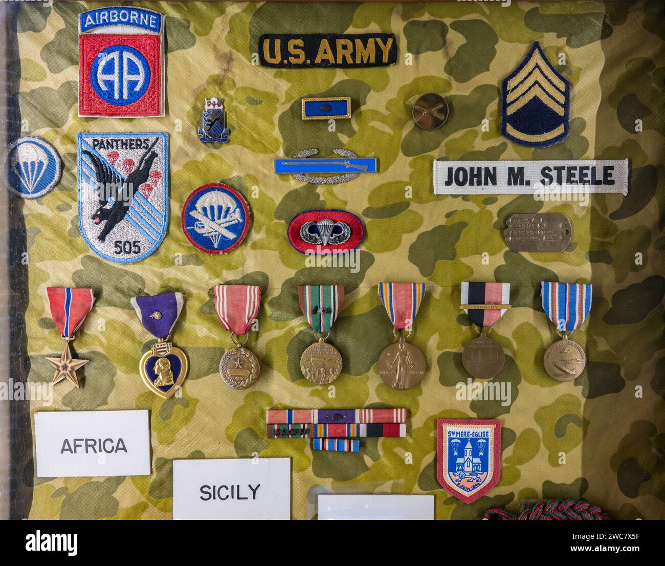 Set of old badges and medals of American soldiers Stock Photo - Alamy