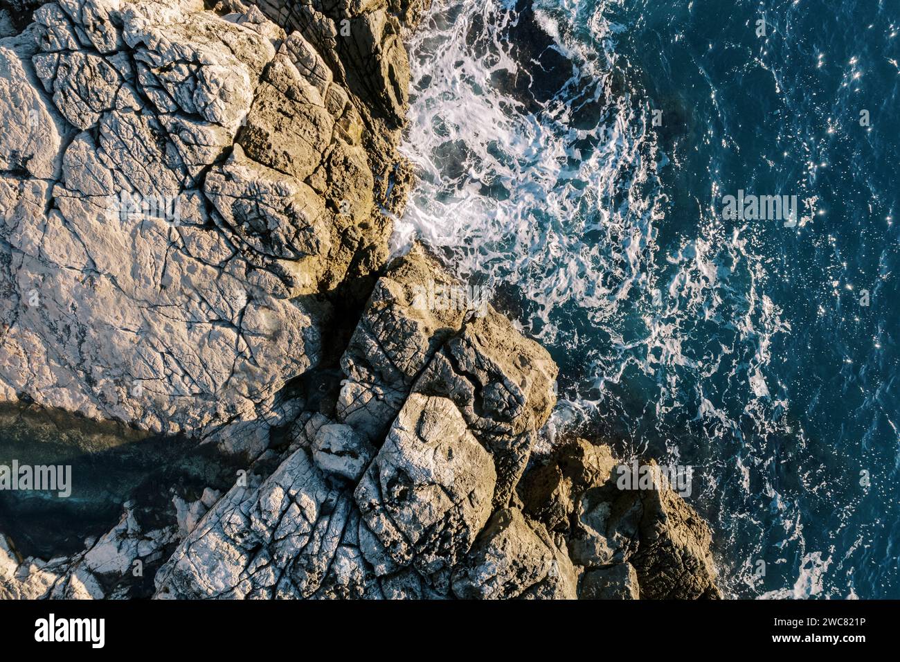 Wave hits hit cliff sea hi-res stock photography and images - Alamy