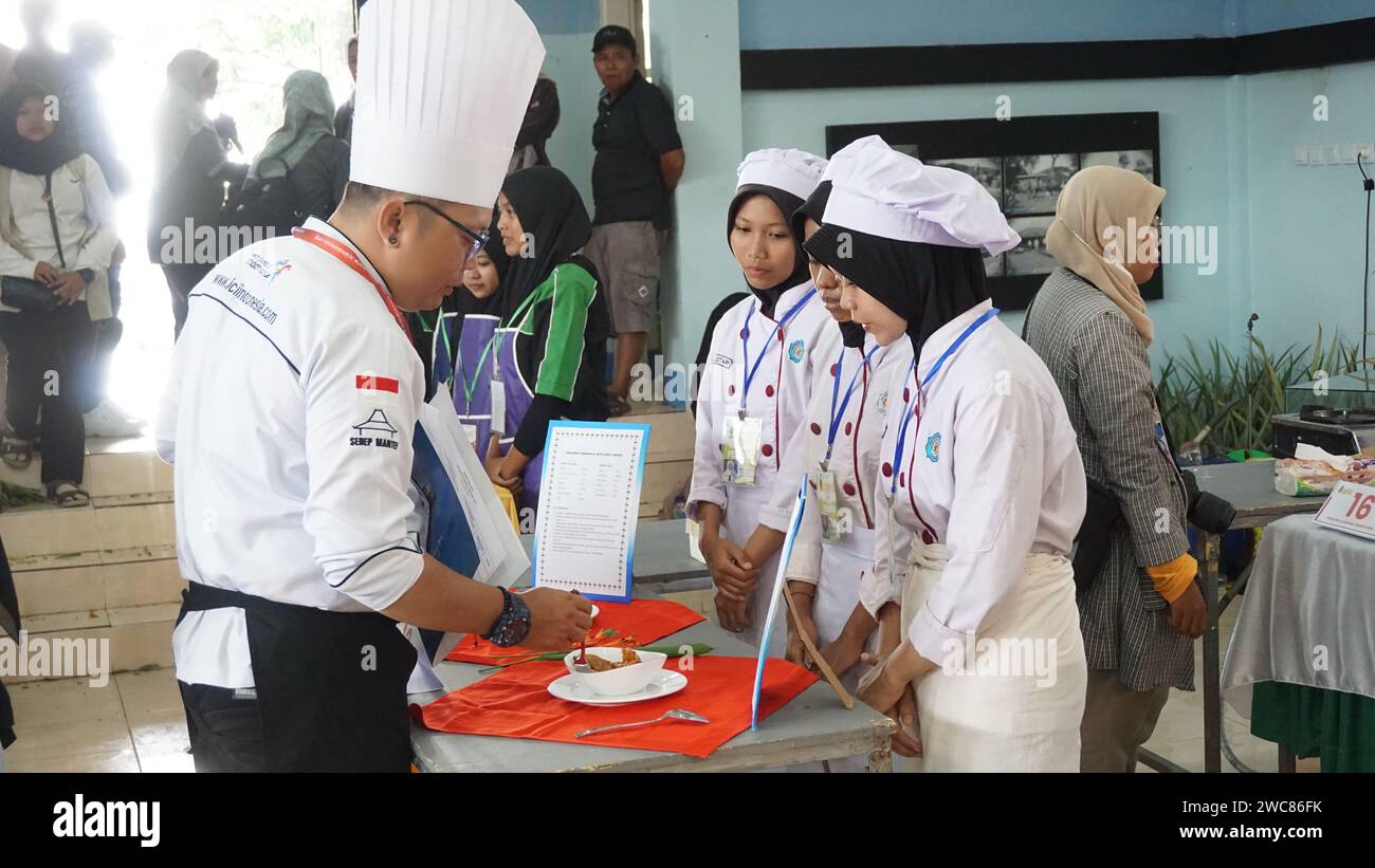Some student cook in the class Stock Photo - Alamy
