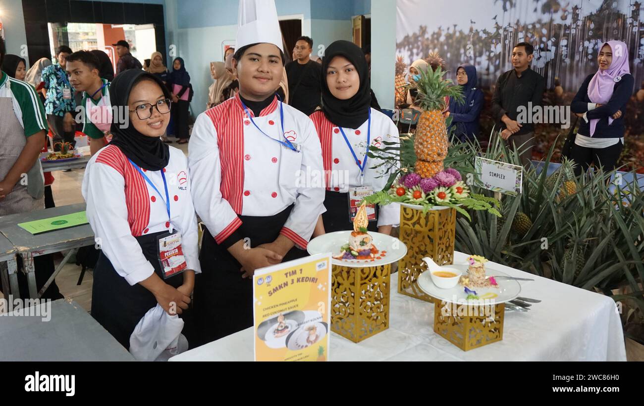Female chef student cutting hi-res stock photography and images - Alamy