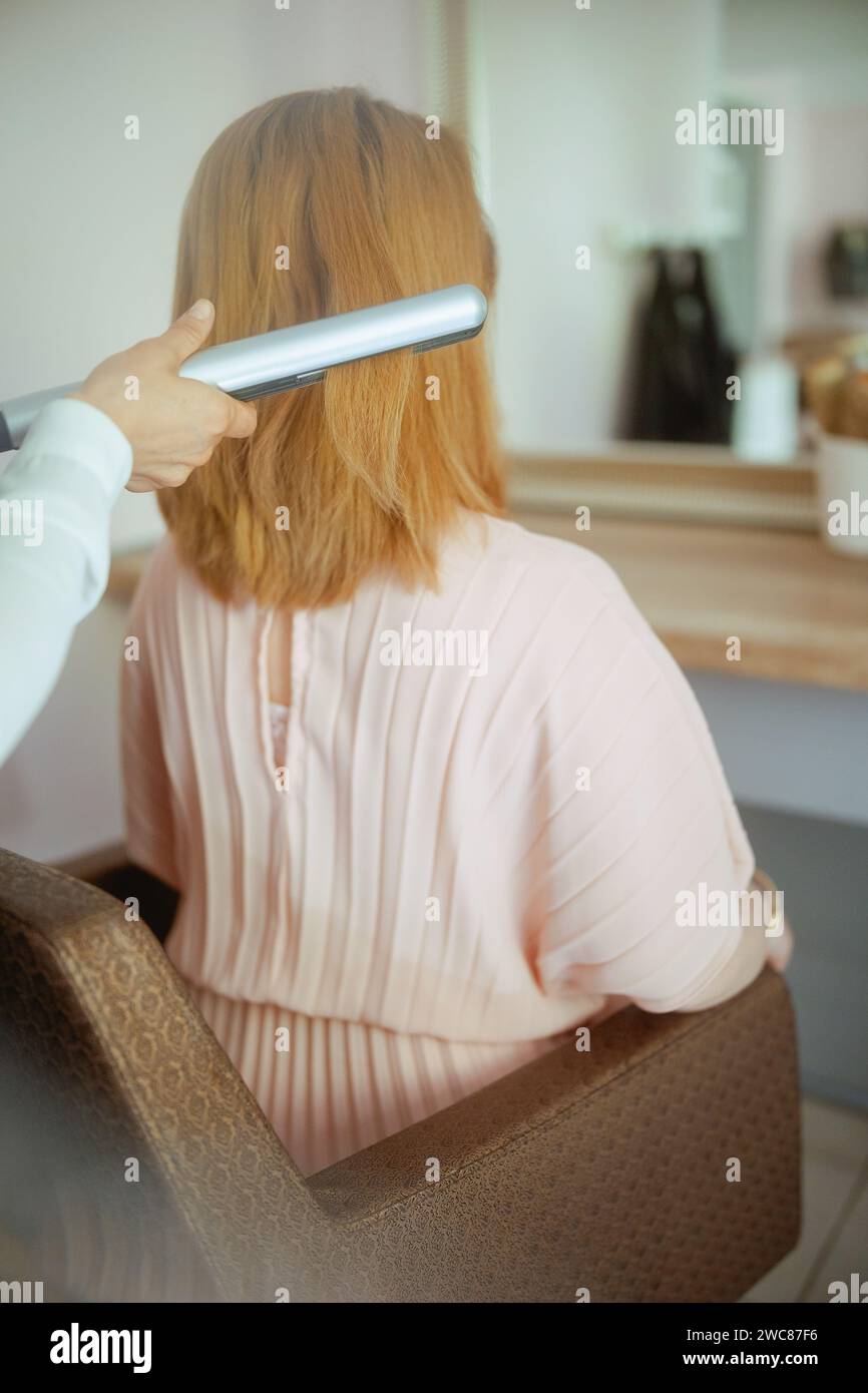 Woman hair salon from behind hi-res stock photography and images - Alamy