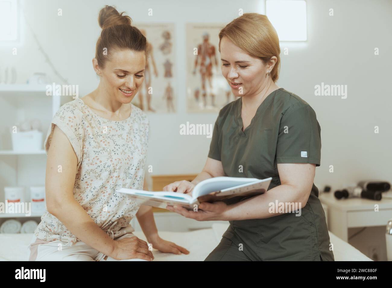 Female therapist with client hi-res stock photography and images - Alamy