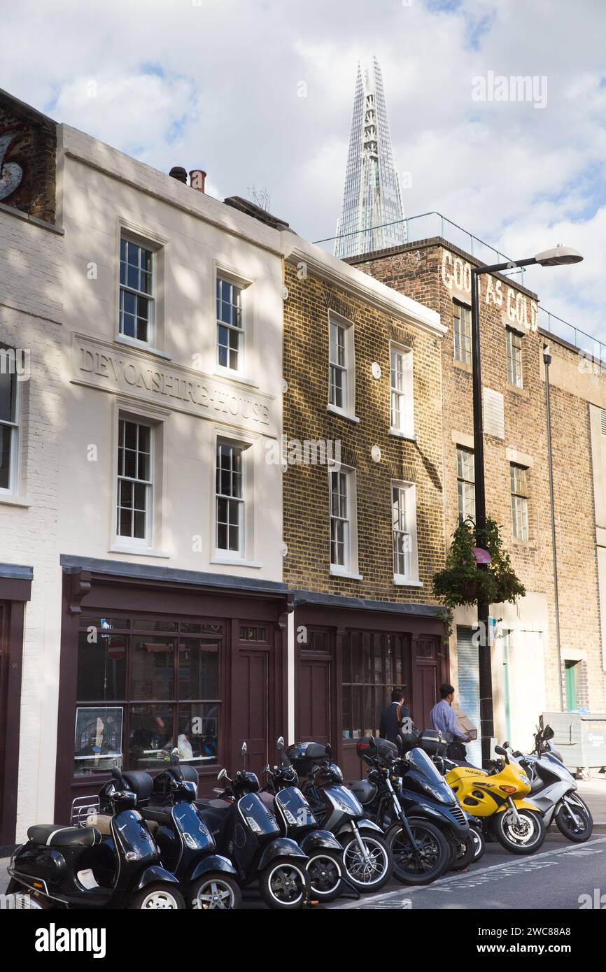 Flat iron square london hi-res stock photography and images - Alamy