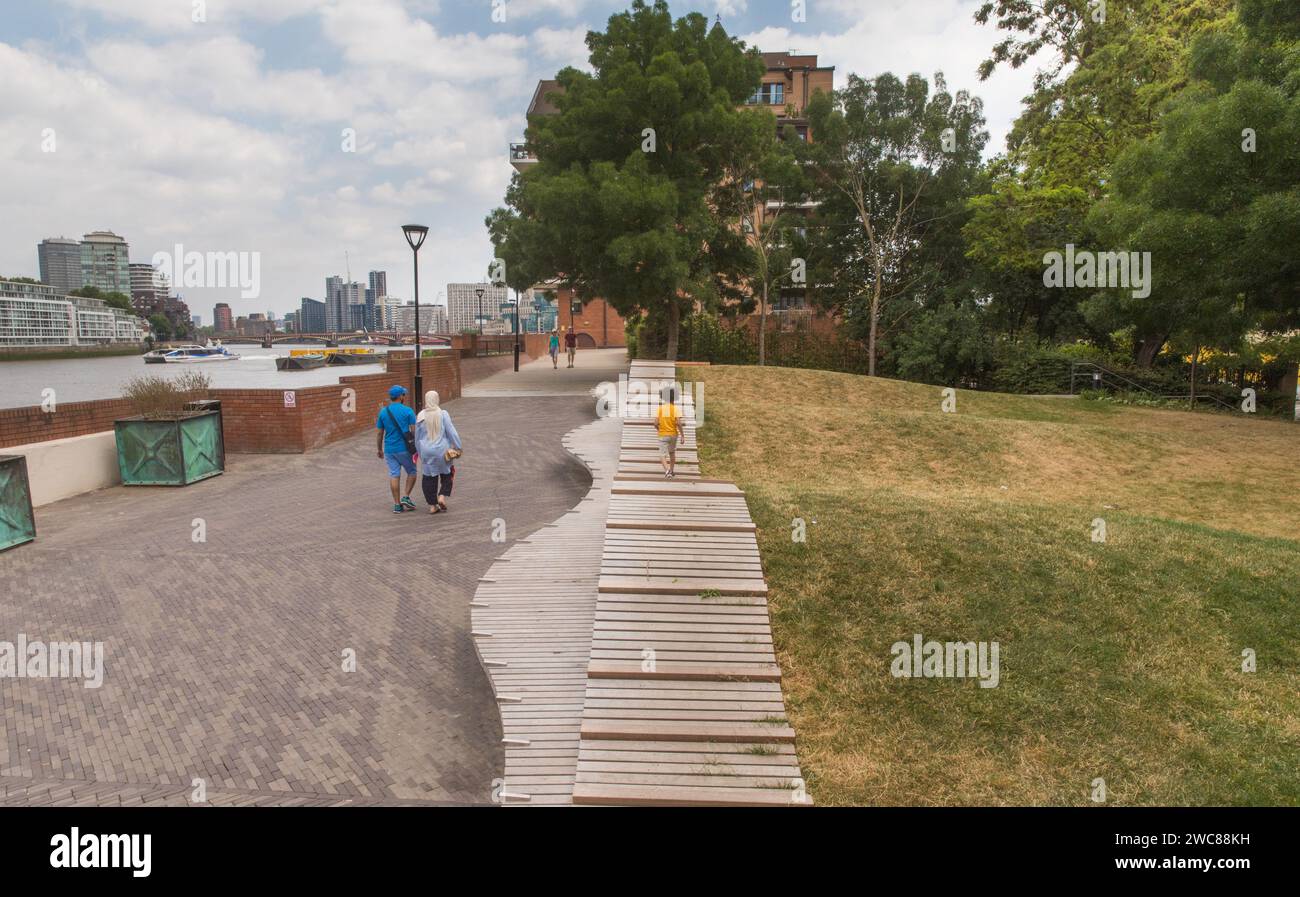 Nine Elms Riverside Walk, Wandsworth, Battersea Stock Photo - Alamy