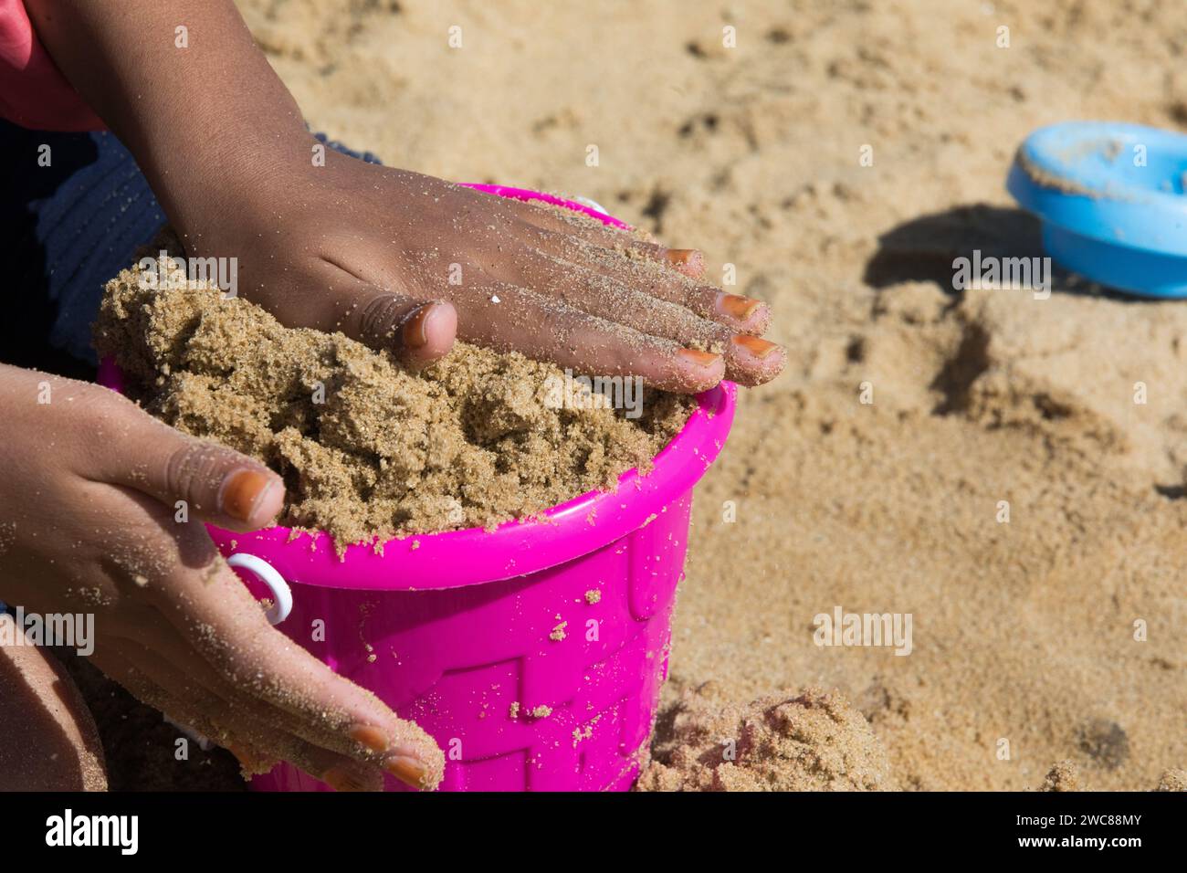 Pink sand pail and shovel on a beach Stock Photo - Alamy