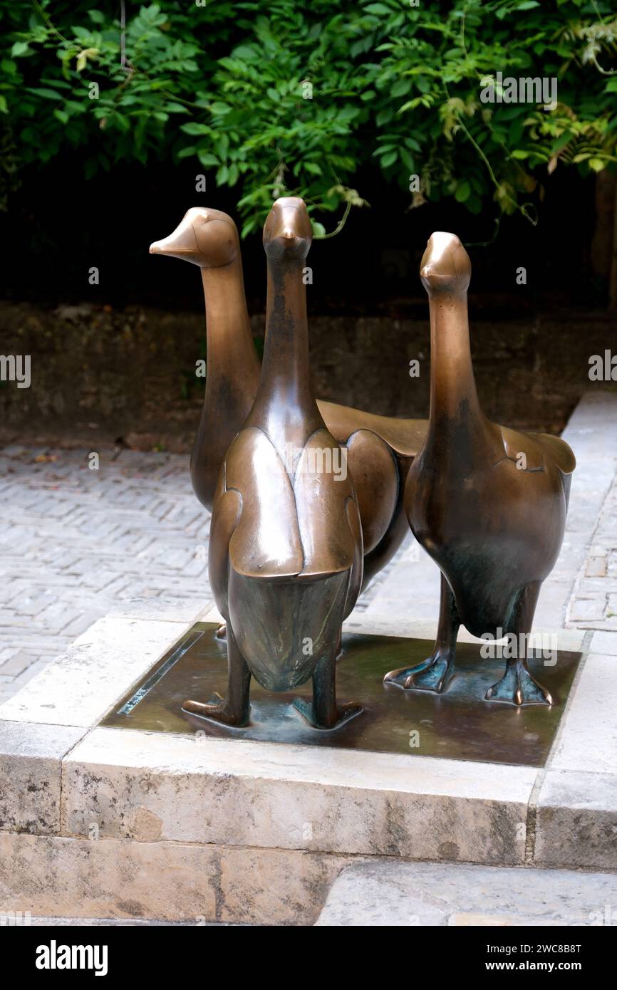 Statue of three bronze geese standing in Place du Marche in Sarlat ...