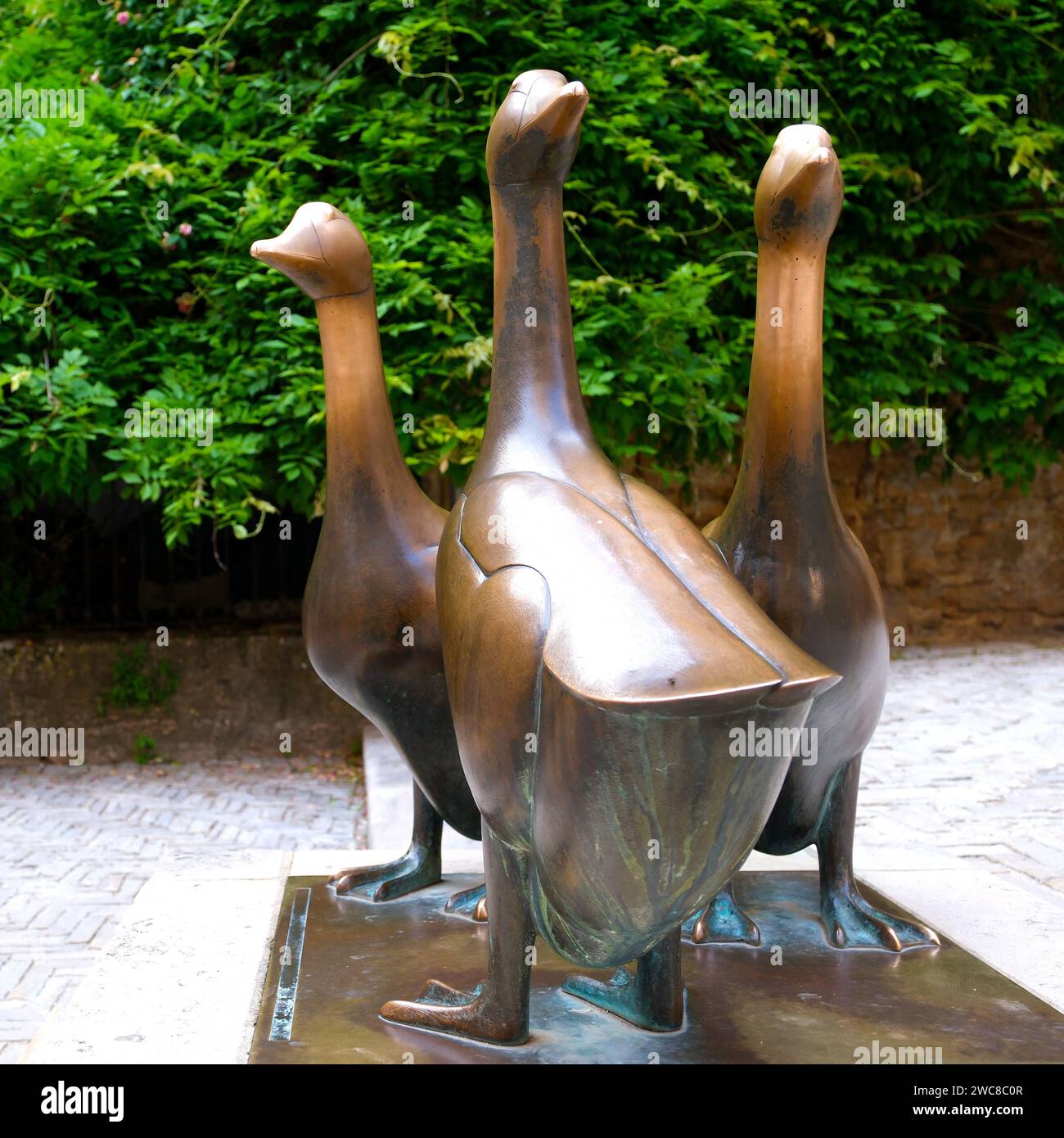 Statue of three bronze geese standing in Place du Marche in Sarlat ...
