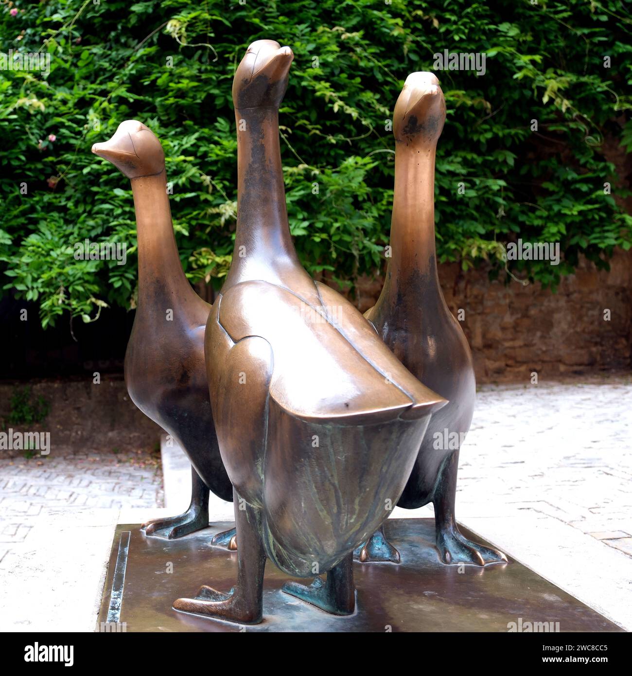 Statue of three bronze geese standing in Place du Marche in Sarlat ...