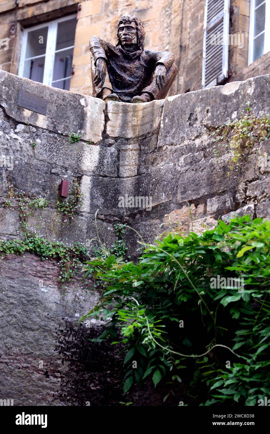 The Badaud statue of a man observing his surrounds in Sarlat France ...