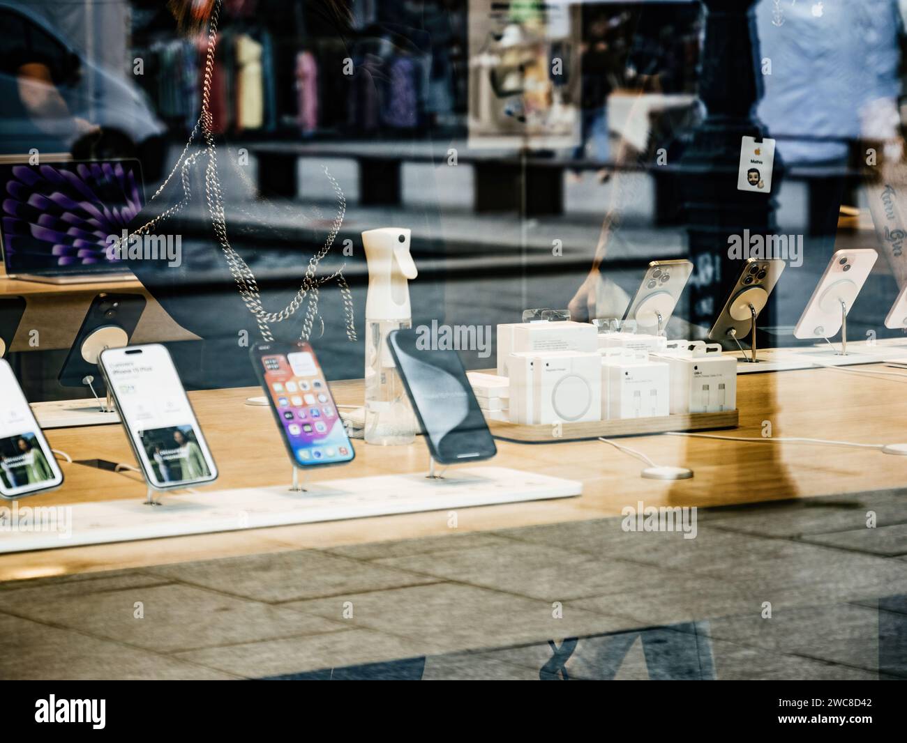 Apple product launch 2023 hi-res stock photography and images - Alamy