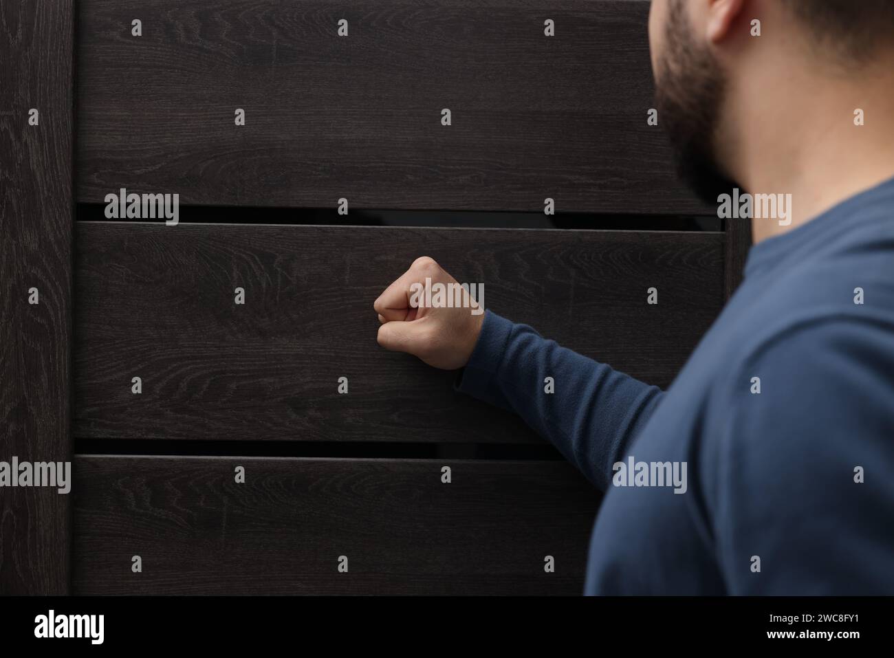 Knocking on door debt hi-res stock photography and images - Alamy