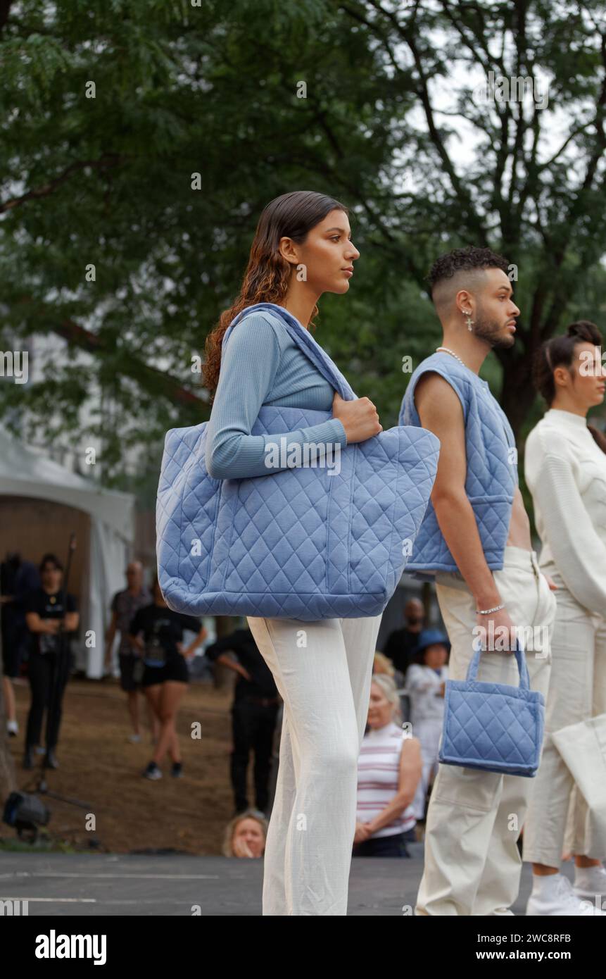 Female runway models hi-res stock photography and images - Alamy