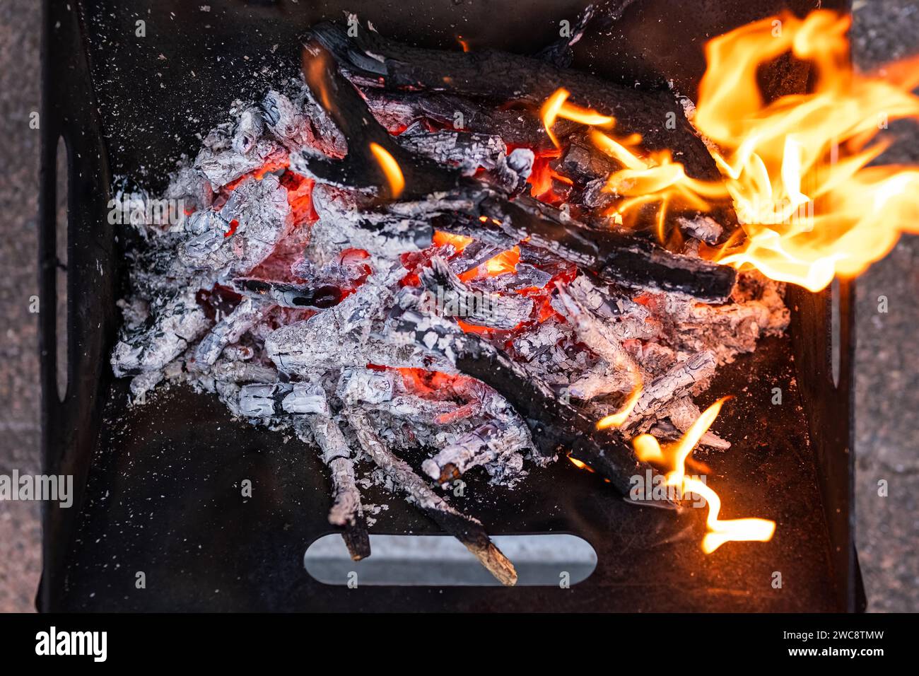 Burning wood fire flames close hi-res stock photography and images - Alamy