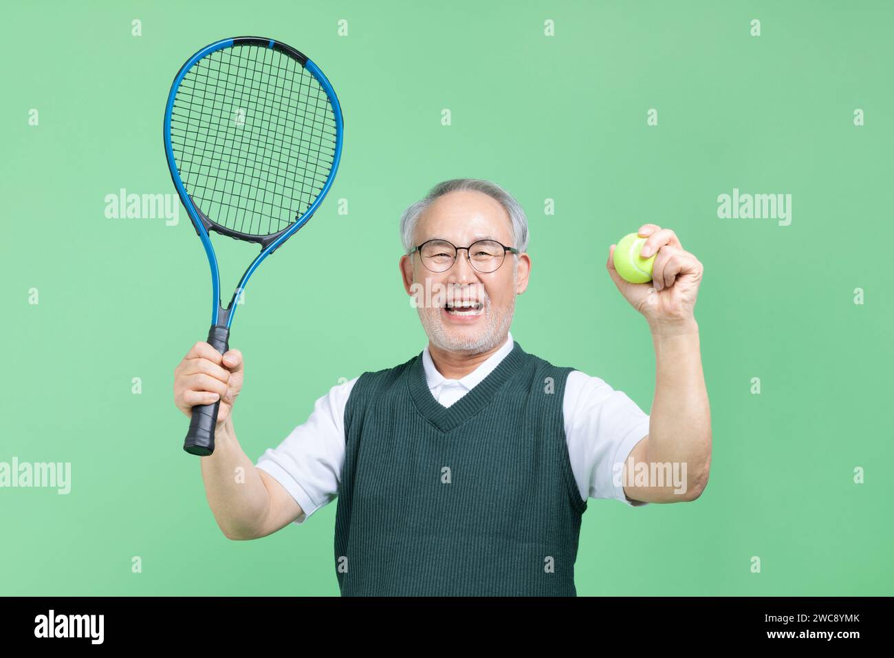 A senior man who plays tennis with a tennis racket Stock Photo - Alamy