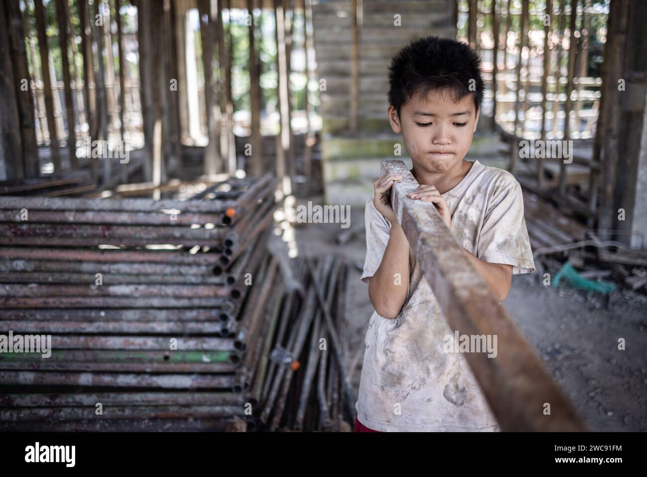 Poor children are forced to work construction, Violence children and ...