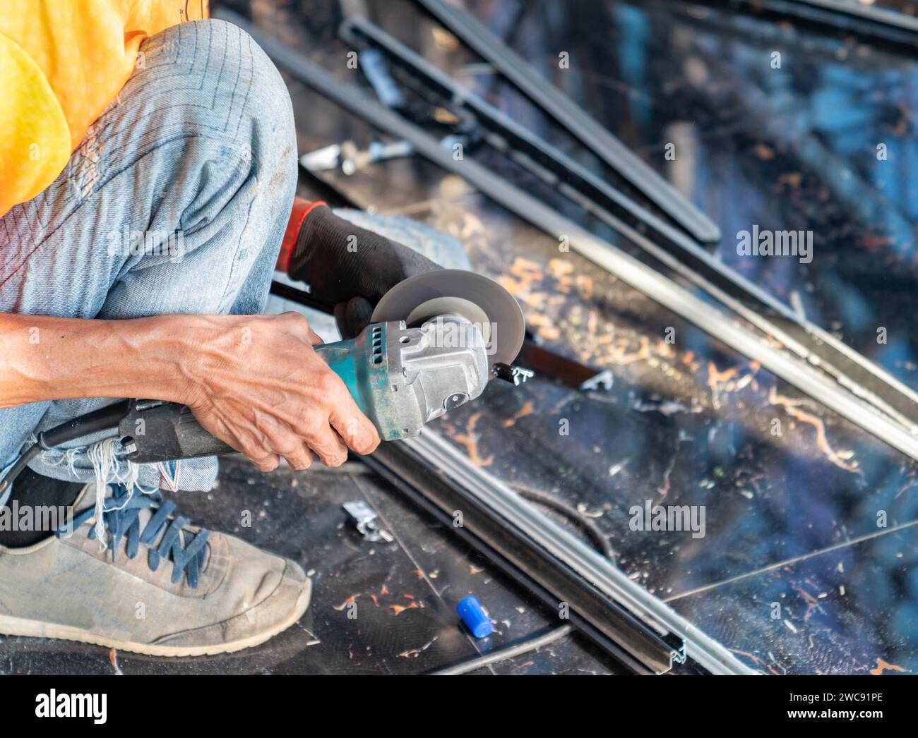 Worker cutting holders, aluminium profiles or aluminium structural ...