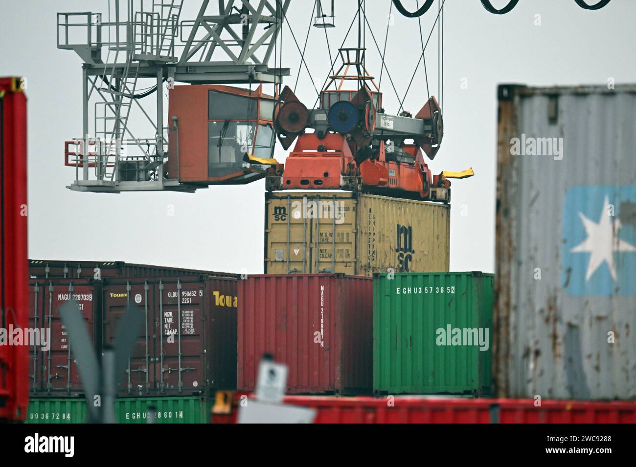 Duisburg, Germany. 12th Jan, 2024. Containers are loaded at the port ...