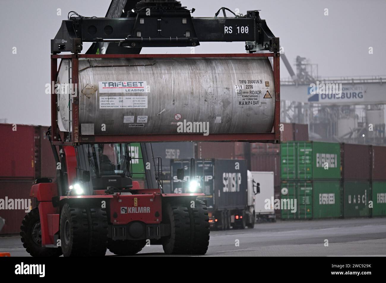 Duisburg, Germany. 12th Jan, 2024. Containers are loaded at the port ...