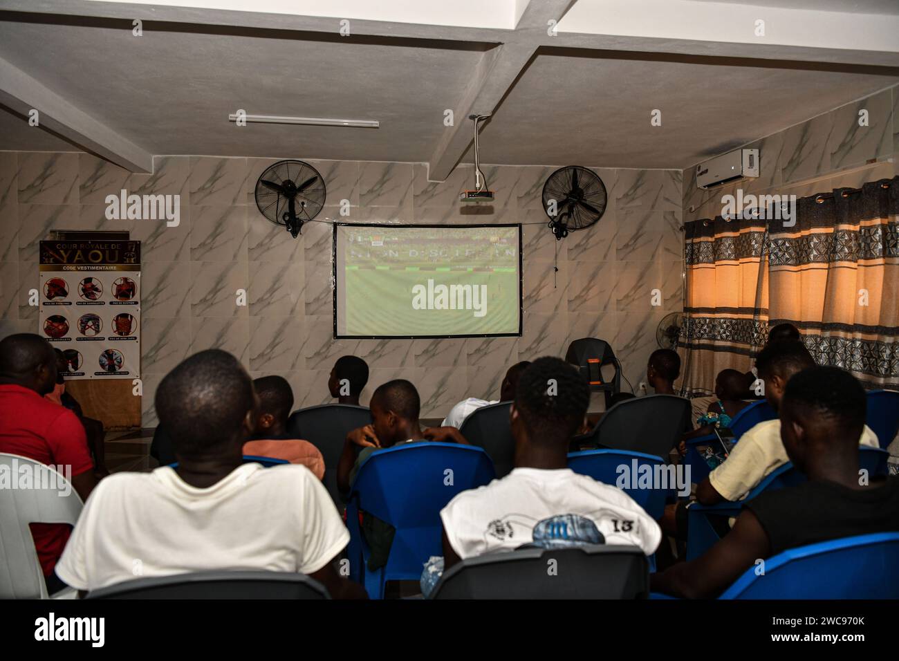Abidjan, Cote d'Ivoire. 14th Jan, 2024. People watch the 2023 Africa ...