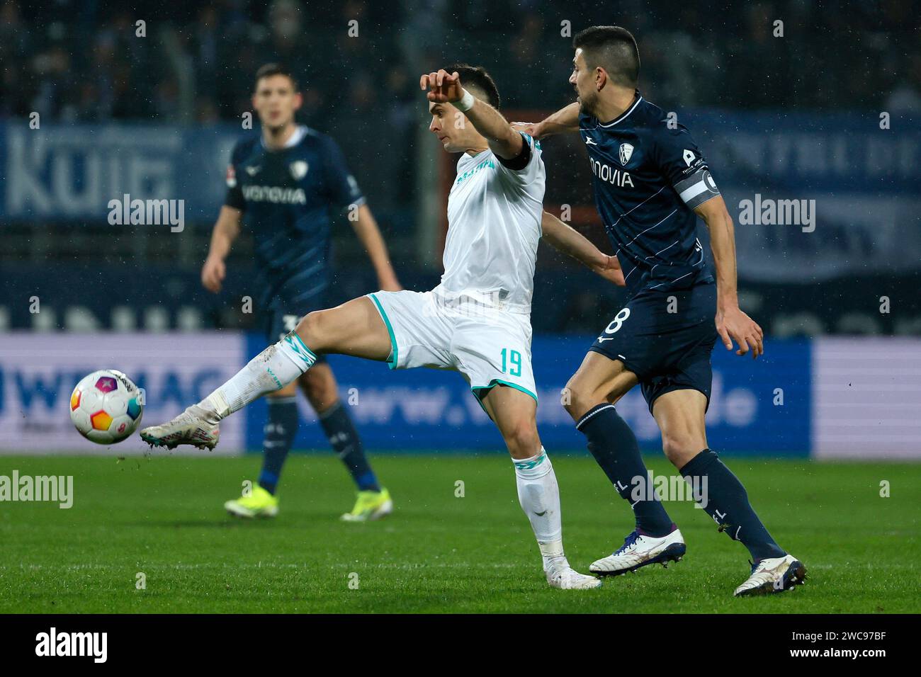 Bochum, Germany. 14th Jan, 2024. Anthony Losilla (R) of VfL Bochum vies ...
