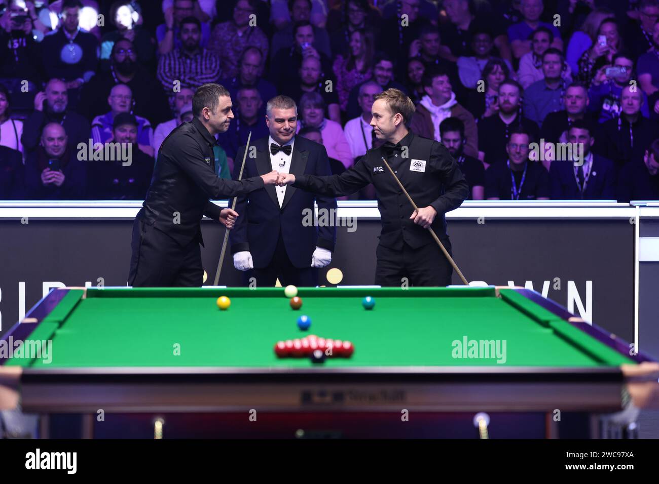 London, Britain. 14th Jan, 2024. Ronnie O'Sullivan (L) of England ...