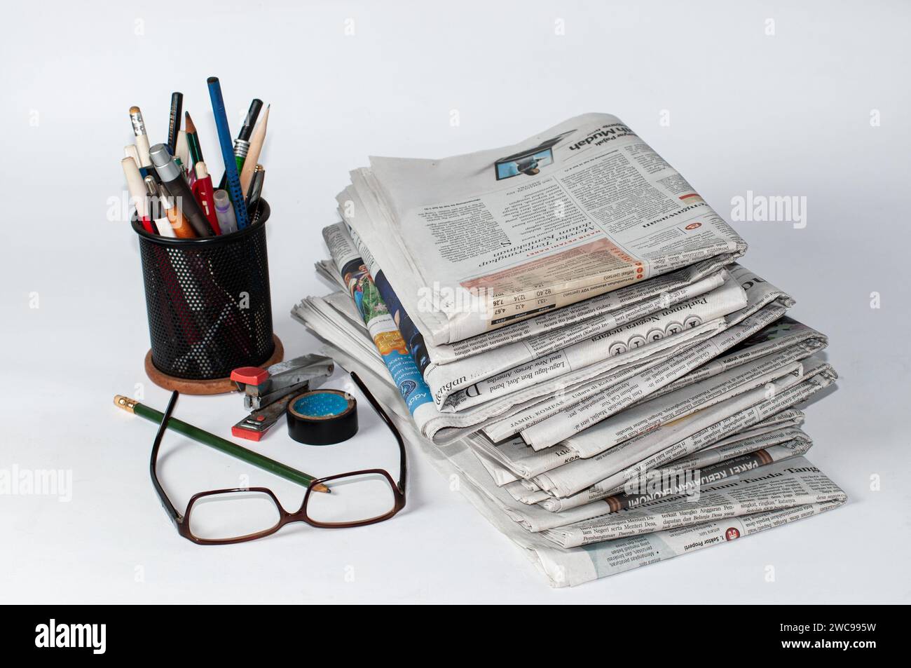 Newspaper headline clipping hi-res stock photography and images - Alamy