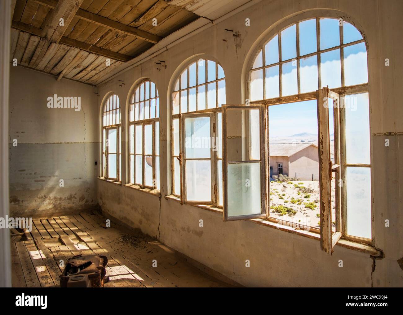 Sand filled buildings hi-res stock photography and images - Alamy