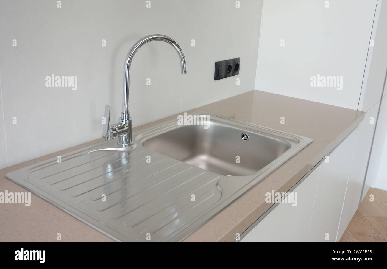 Modern kitchen chrome water faucet and stainless steel kitchen sink ...