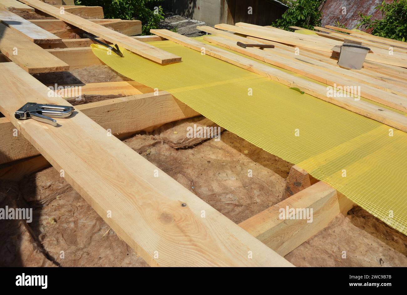 Roofing construction with house roof insulation layer and waterproofing ...
