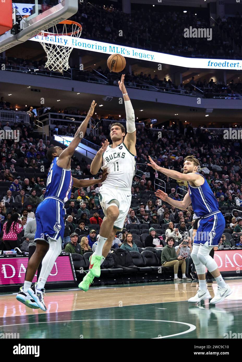 Milwaukee, USA. 14th Jan, 2024. Milwaukee Bucks center Brook Lopez (C ...