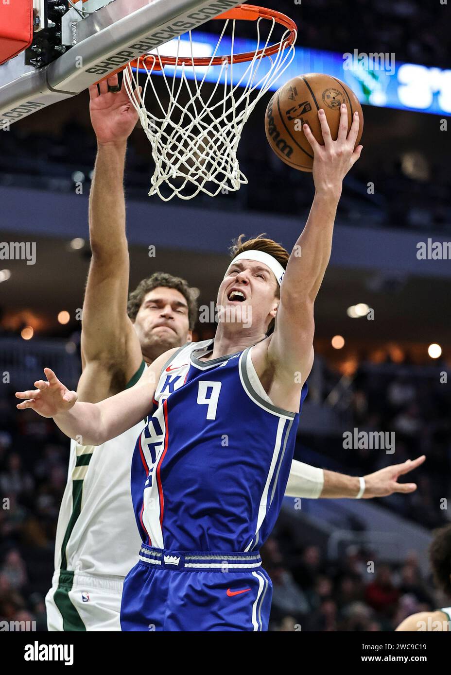Milwaukee, USA. 14th Jan, 2024. Sacramento Kings guard Kevin Huerter (R ...