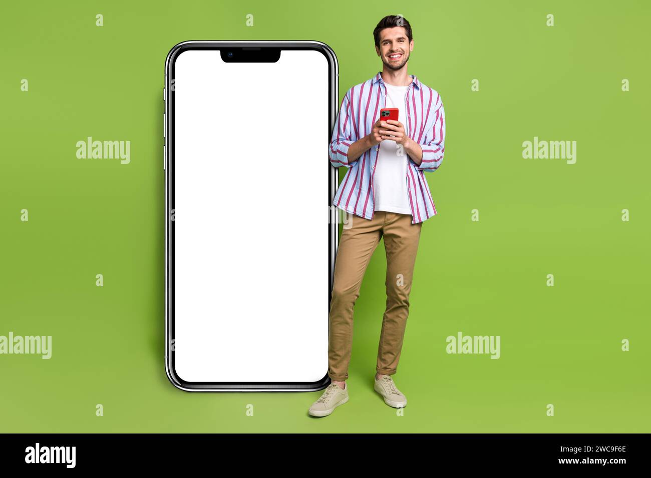 Full size body cadre of young blogger man holding his smartphone ...
