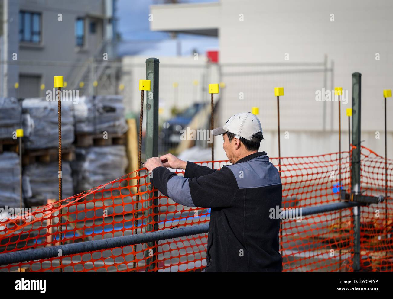 Mesh fence construction plastic hi-res stock photography and images - Alamy