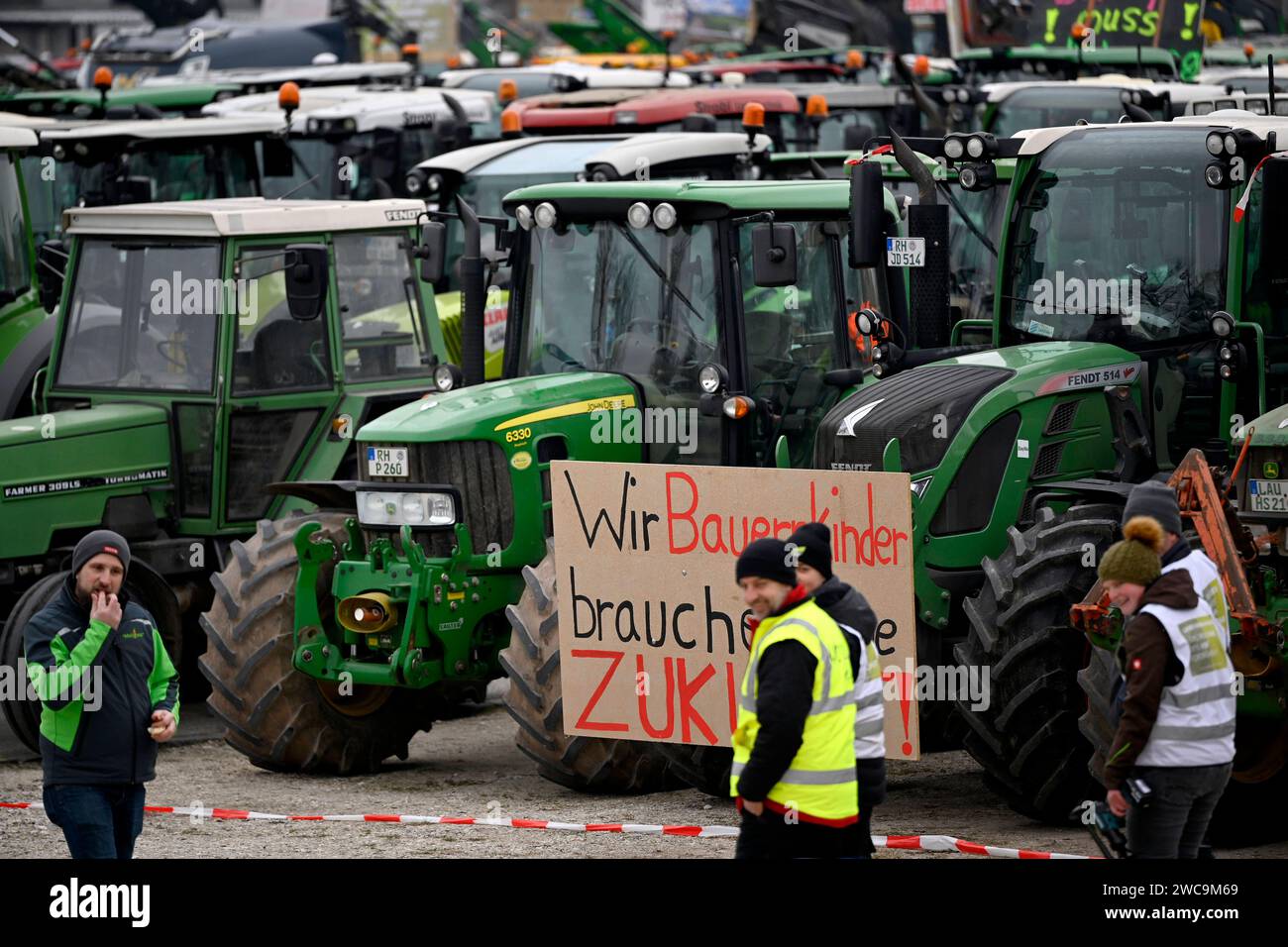 Teilnehmer der Bauernproteste fahren in Nürnberg mit ihren Traktoren im ...