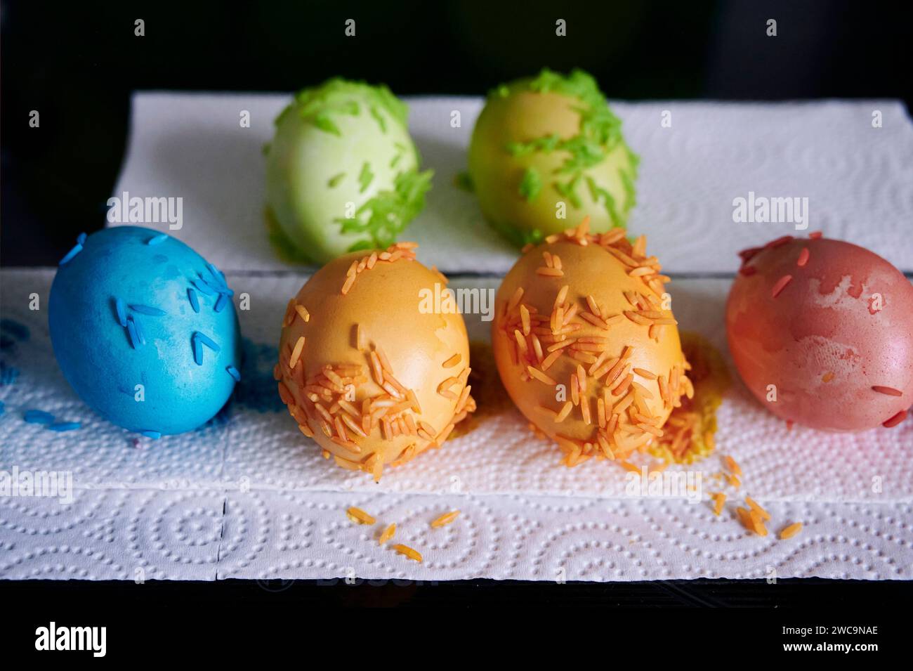 Kreativität, Osterbrauch, gefärbte Eier in verschiedenen Farben liegen ...