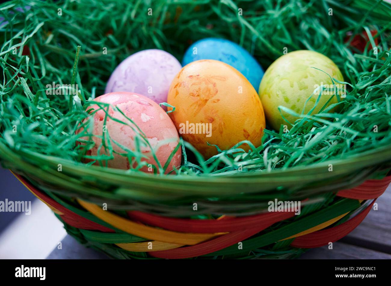 Tradition, Osterbrauch, gefärbte Eier in verschiedenen Farben liegen im ...