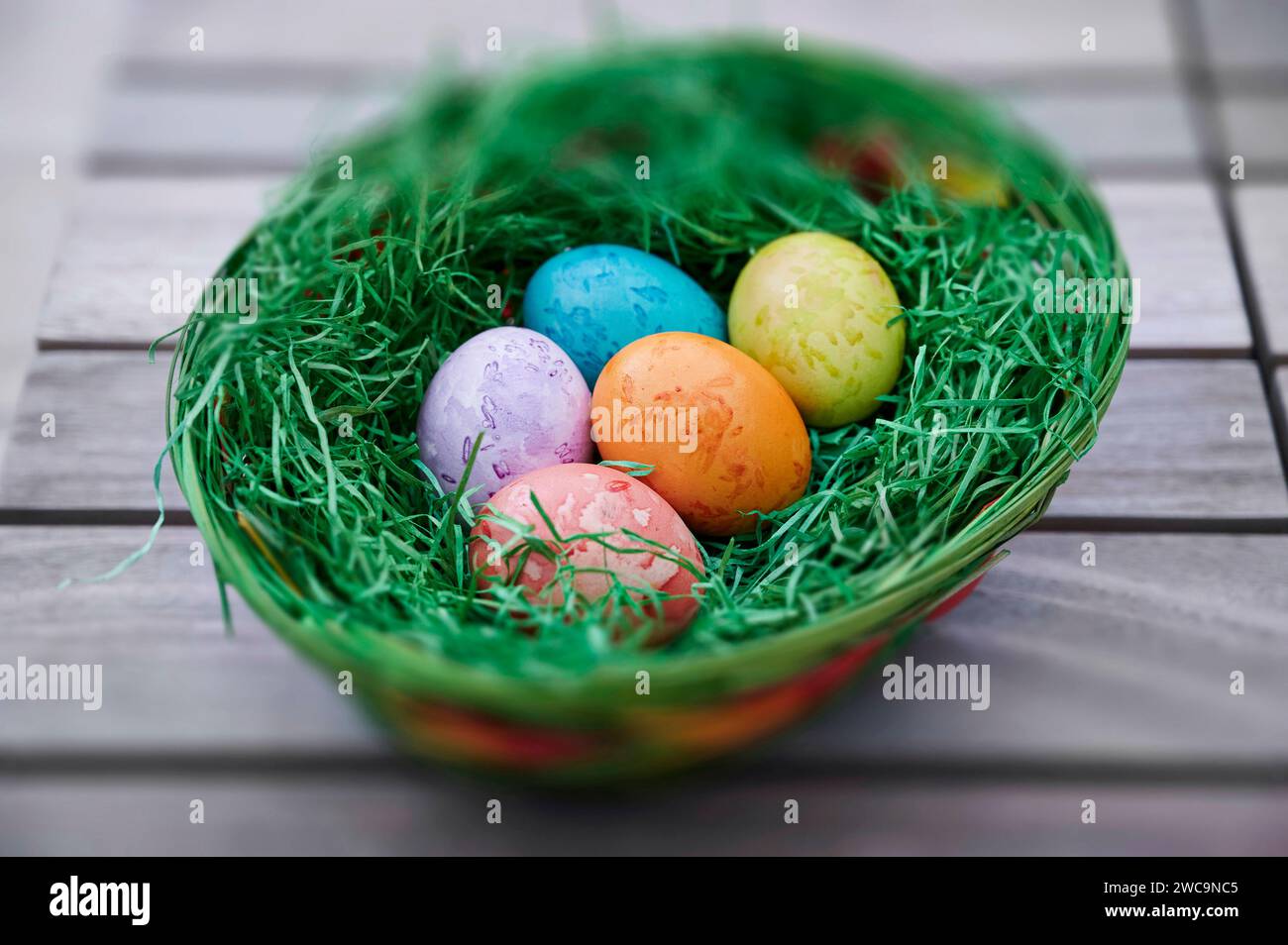 Tradition, Osterbrauch, gefärbte Eier in verschiedenen Farben liegen im ...