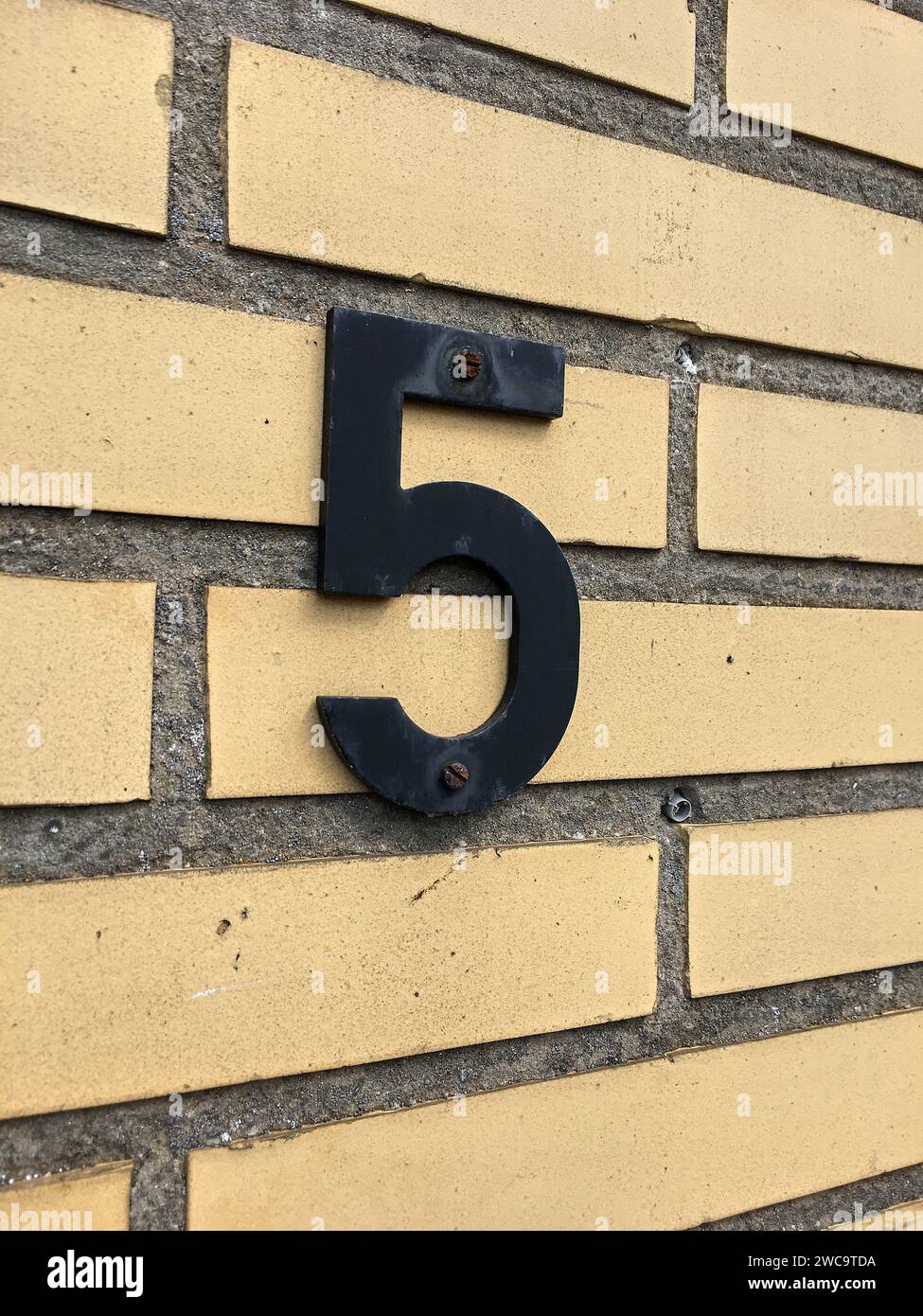 5 door sign hi-res stock photography and images - Alamy